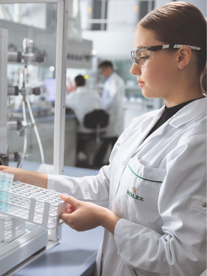 Laborantin⸱e en chimie - Les métiers en apprentissage - Rolex Carrières