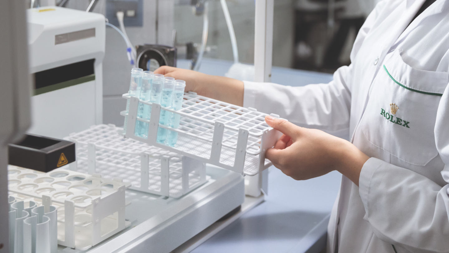 Laborantin⸱e en chimie - Les métiers en apprentissage - Rolex Carrières