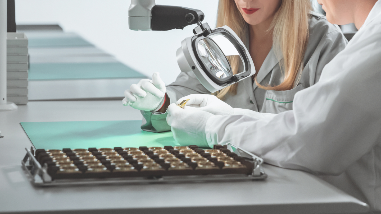 Qualiticien⸱ne en microtechnique - Les métiers en apprentissage - Rolex Carrières