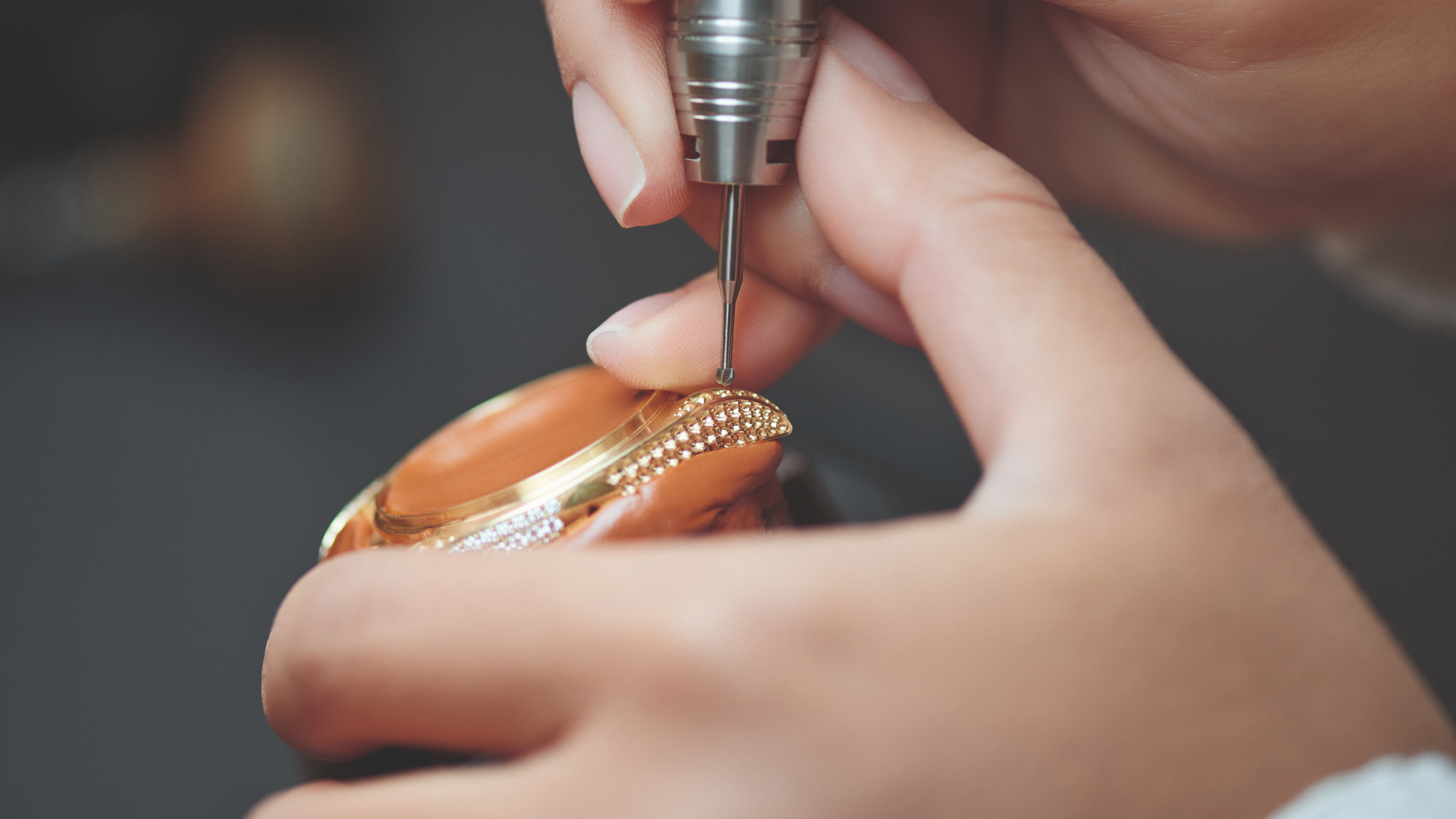 Sertisseur⸱euse - Les métiers en apprentissage - Rolex Carrières