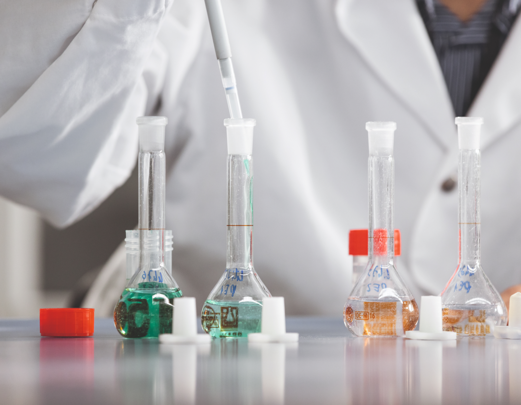 Laborantin⸱e en chimie - Les métiers en apprentissage - Rolex Carrières