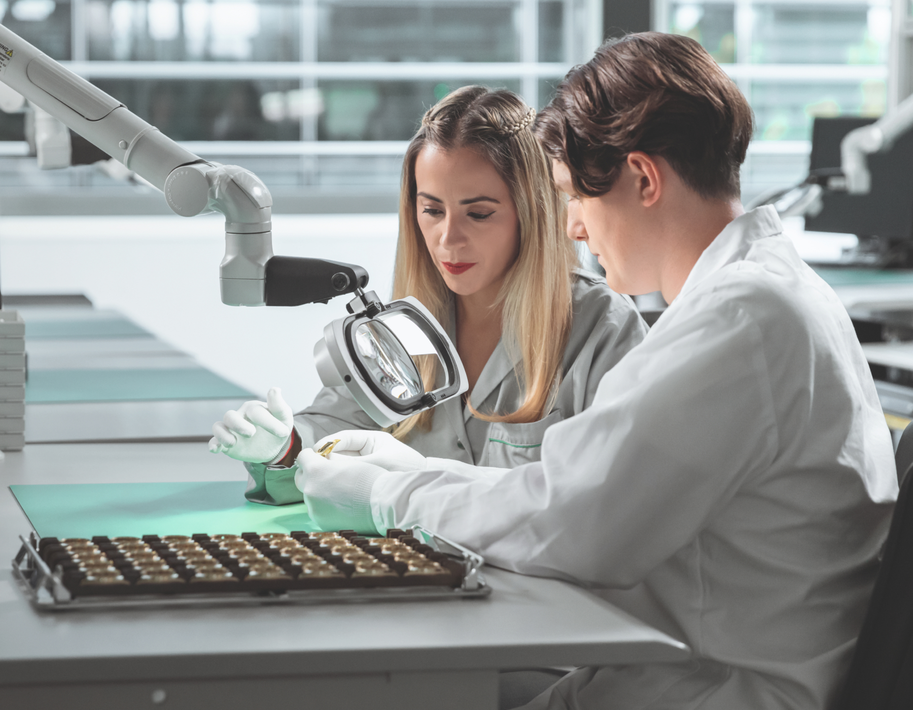 Qualiticien⸱ne en microtechnique - Les métiers en apprentissage - Rolex Carrières